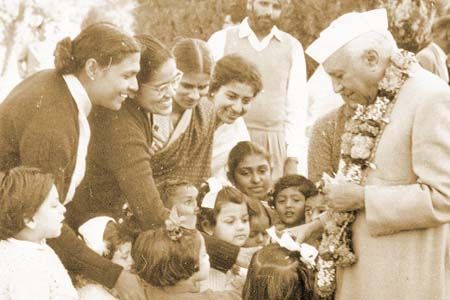 Children's Day: Rare pics of Nehru with children