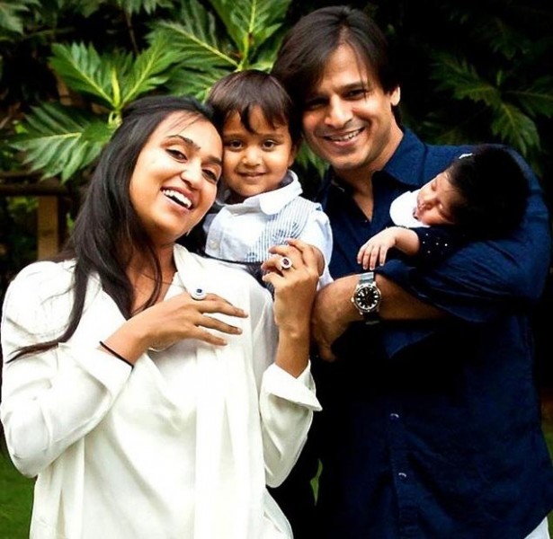 10 Cute And Adorable Pics Of Bollywood Celebs With Their Kids