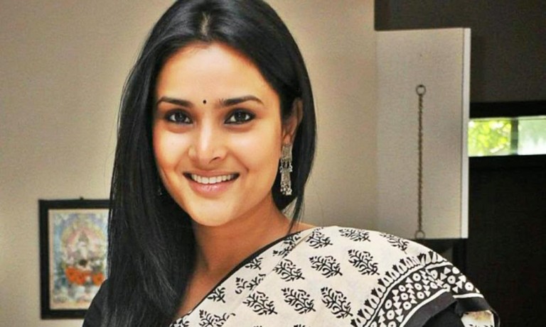 8 Glamorous And Hot Female And Male Politicians Of India