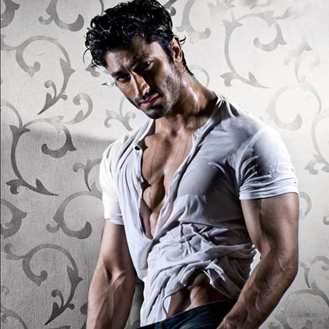 The Action Hero Vidyut Jamwal Will Swoon You With His Sexy Body