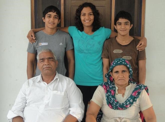 The Life-Story Of Real Mahavir Singh Phogat And His Brave Daughters!